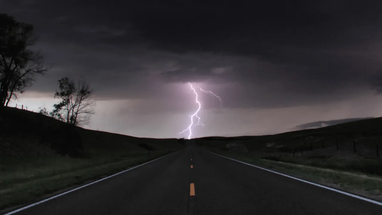 Finistère : la foudre s’abat sur sa voiture, le conducteur en sort indemne