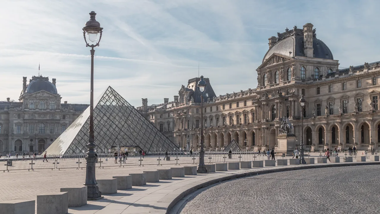 Braquage au musée du Louvre à Paris : des bijoux dérobés