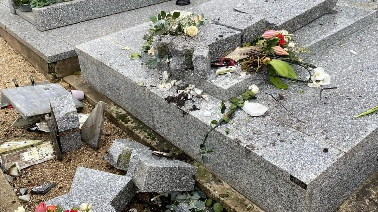 La tombe de Jean-Marie Le Pen profanée à la Trinité-sur-Mer