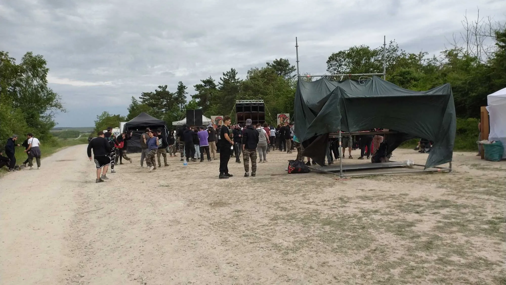 Des centaines de personnes se sont réunies pour un rassemblement festif