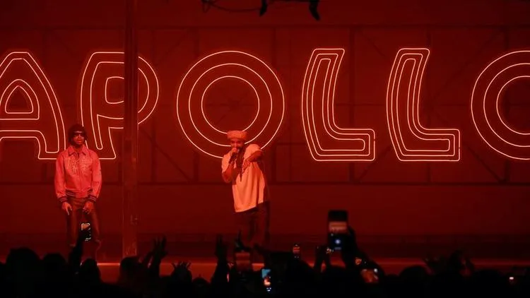 Incident de sécurité lors du concert de Drake : un fan tombe d'un ...