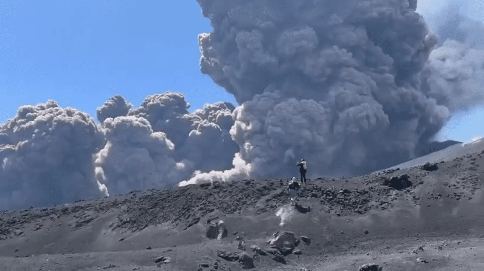 L'Etna surprend les visiteurs avec une éruption spectaculaire