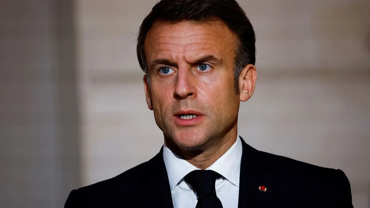 Emmanuel Macron porte une perruque ? Ces images font parler