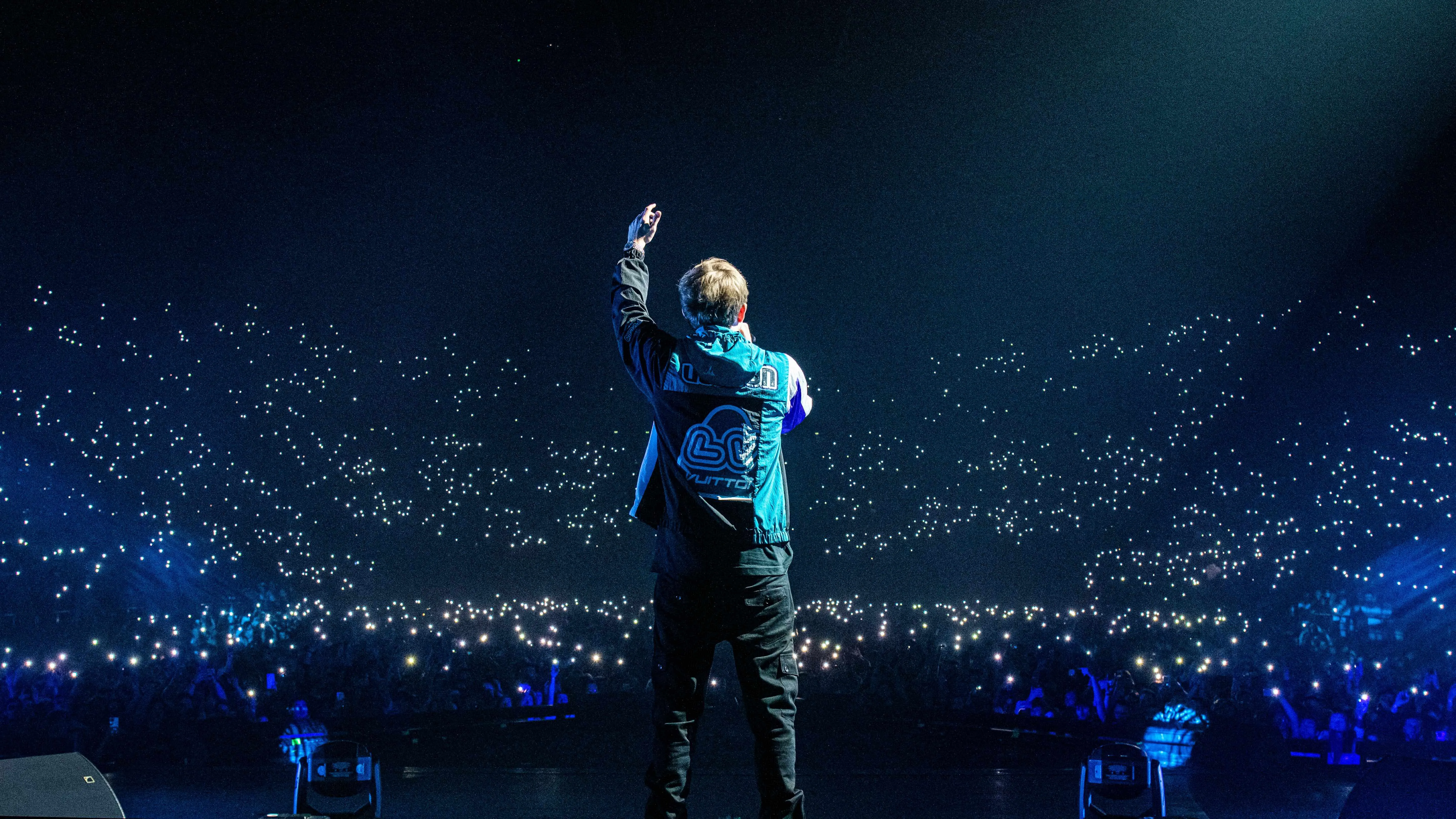 Vald annonce un concert à Paris La Défense Arena pour son album ...