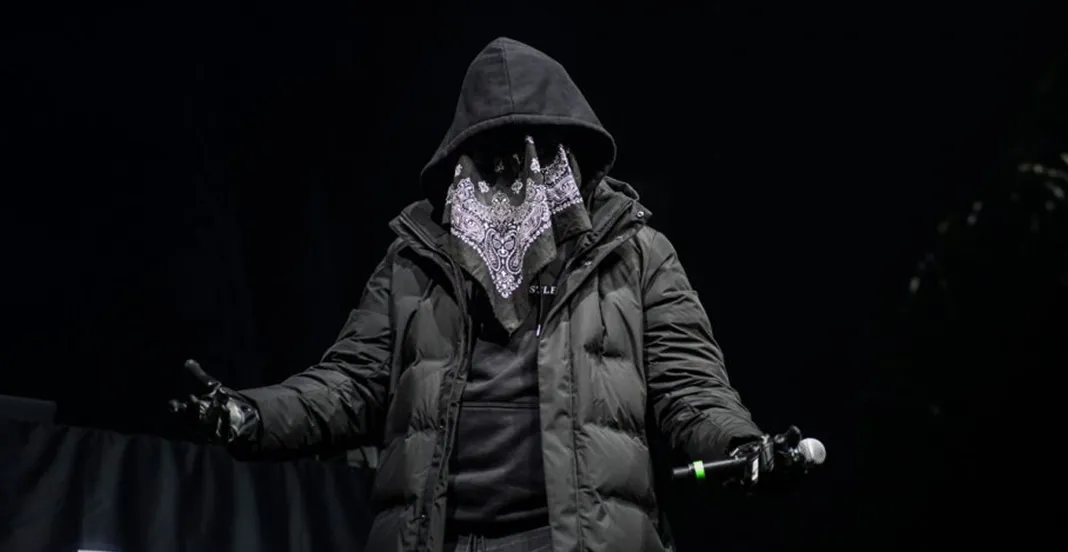 Ziak donne rdv à ses fans et lance des bandanas par drone à ses fans ...