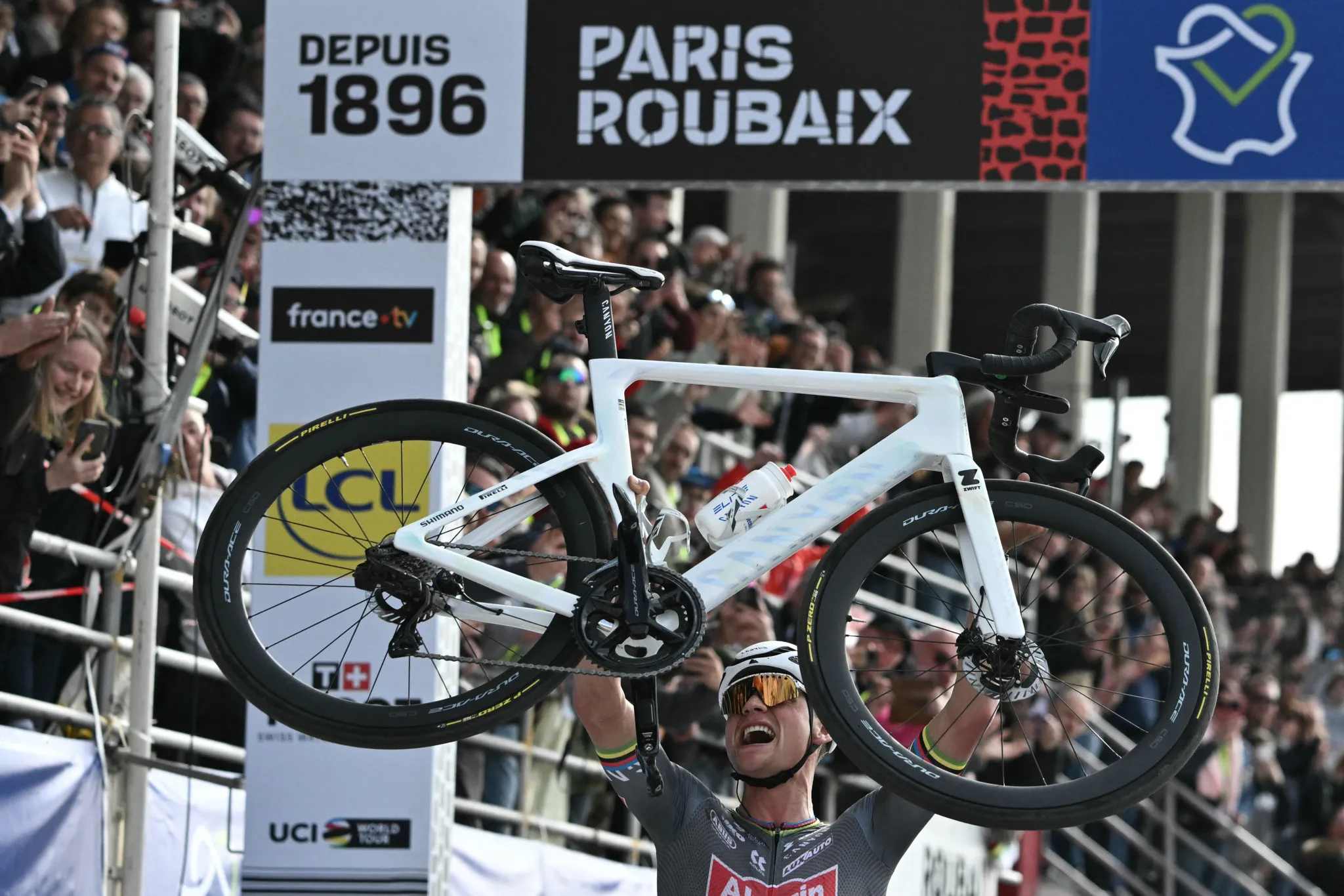 Mathieu Van der Poel vainqueur du Paris Roubaix hier, devant Pogacar, victime d'une chute
