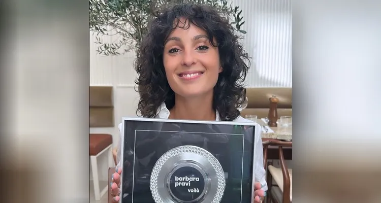 Barbara Pravi affiche fièrement son disque de diamant