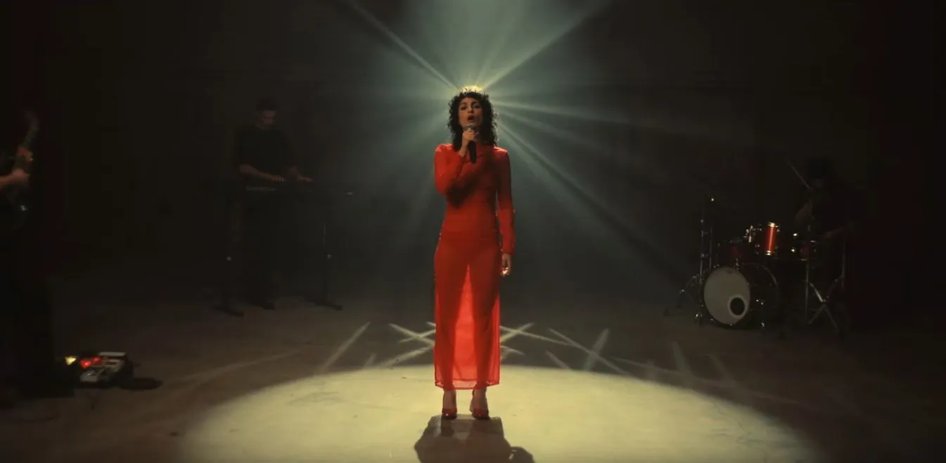 « Bravo » : regardez le dernier clip de Barbara Pravi