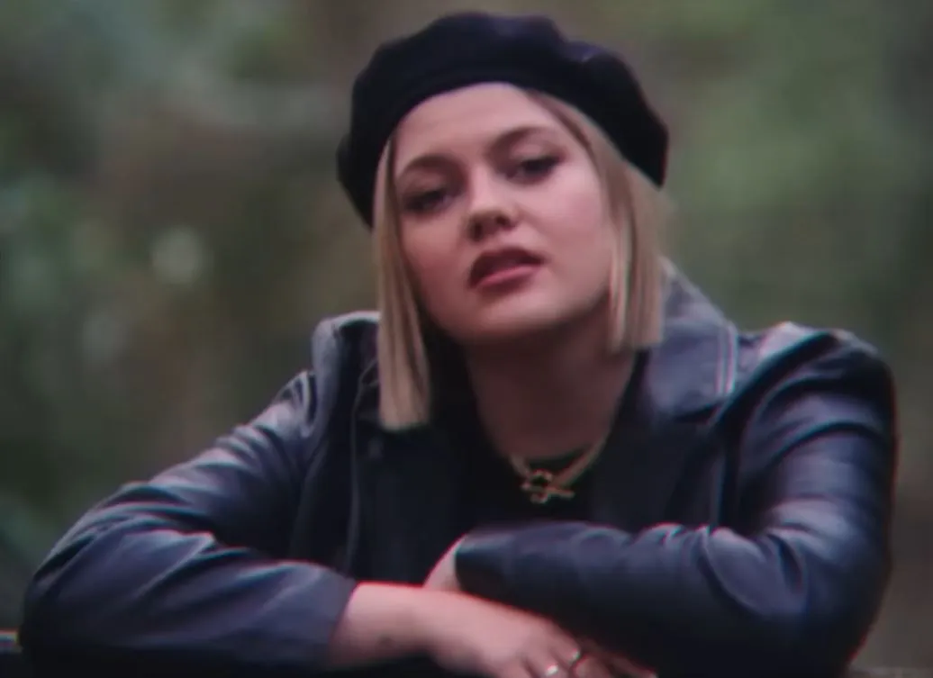 Louane révèle le clip de « Secret