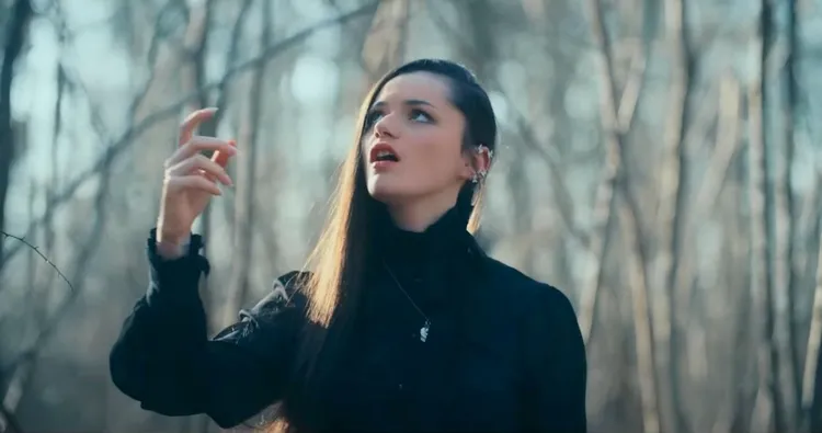 Nour, révélée dans The Voice, sort enfin le clip de « Premier amour