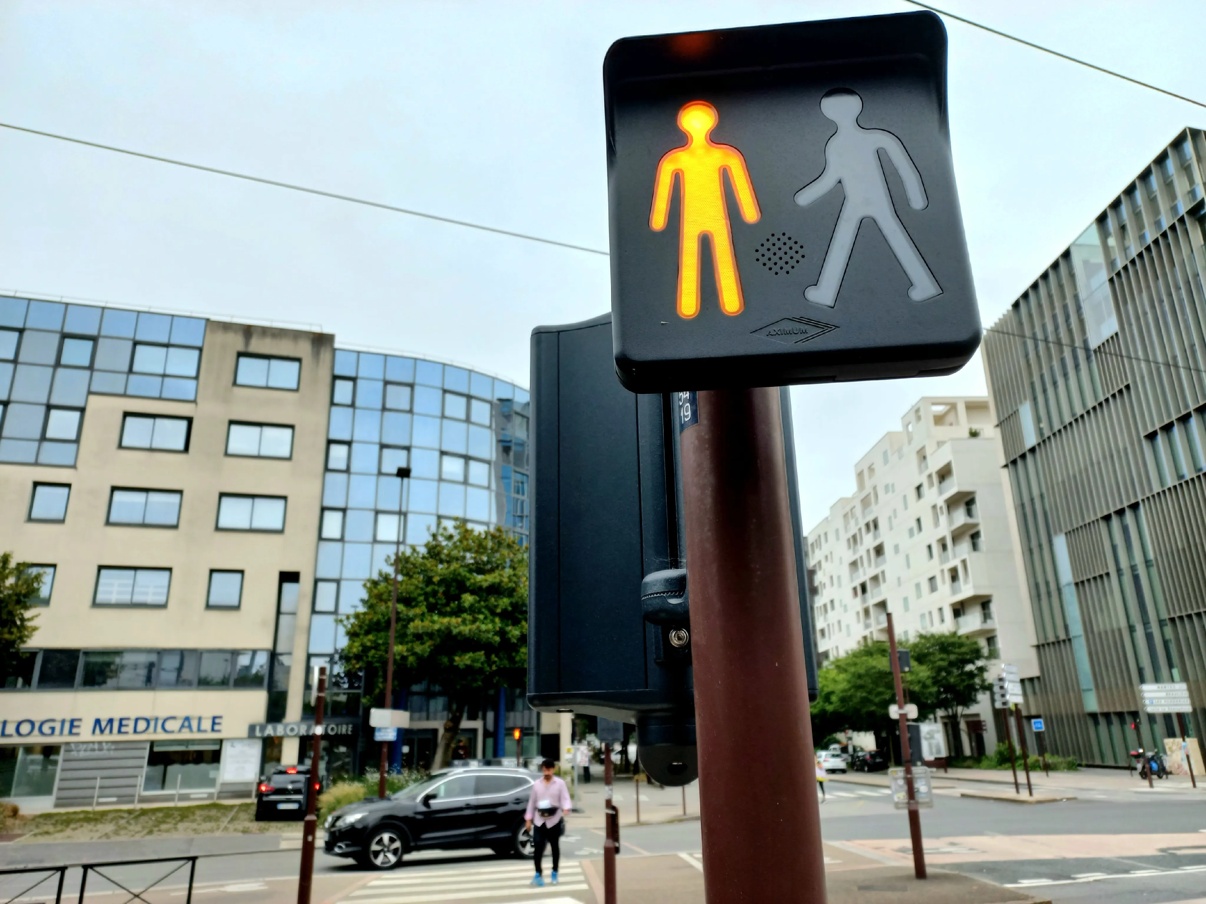 Circulation. Des feux piétons (jaune -orange) en test actuellement à Nantes