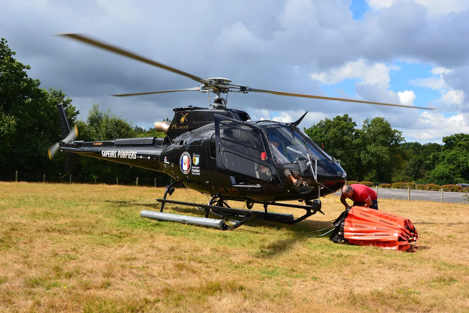 Incendies : reportage avec les pilotes de l'hélicoptère bombardier d ...