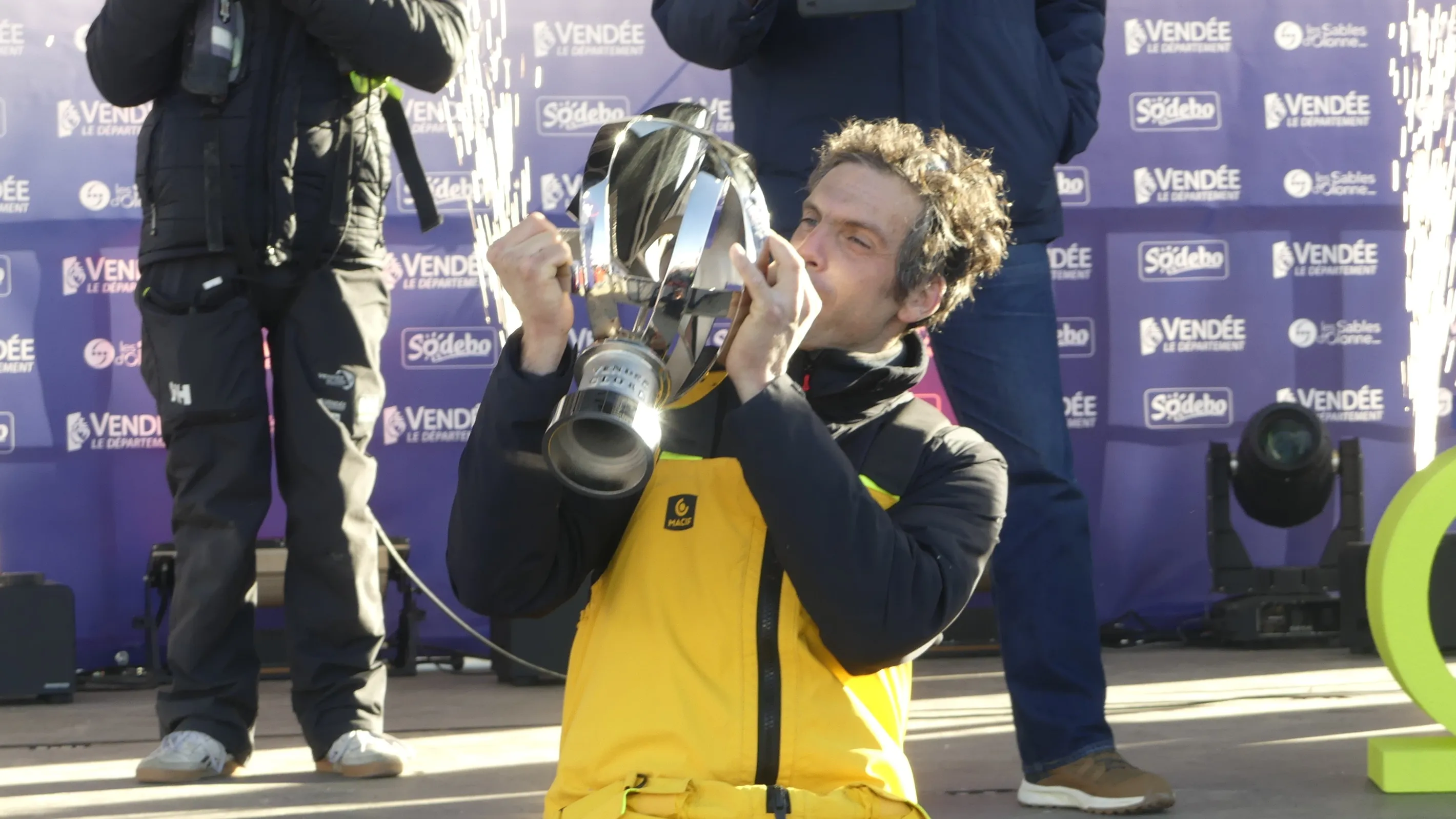 Vendée Globe : Charlie Dalin exulte aux Sables d'Olonne et fait péter le champagne ! - HIT WEST