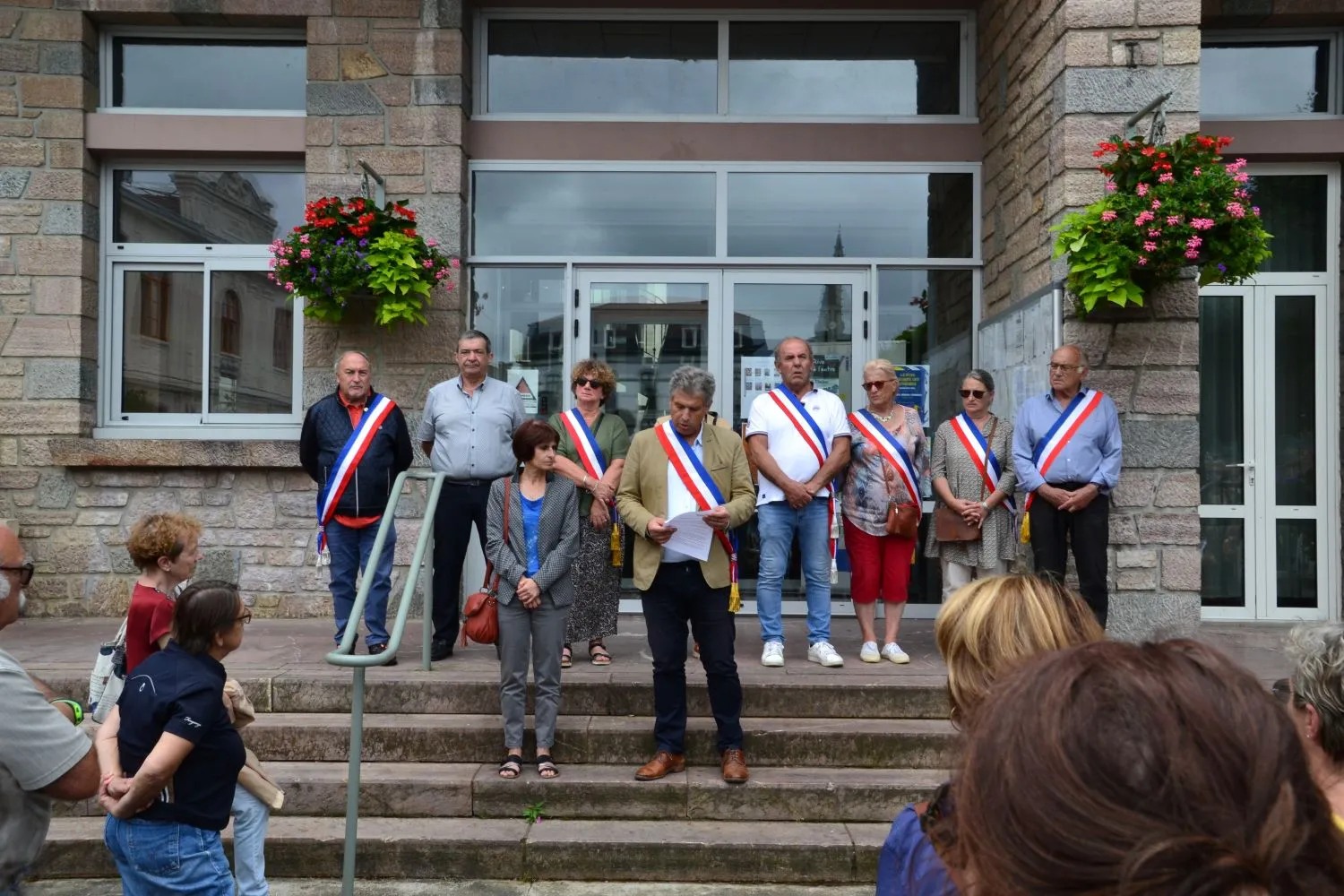 Le journal du 03/07/2023-Mobilisation des élus devant la mairie de Saint-Girons