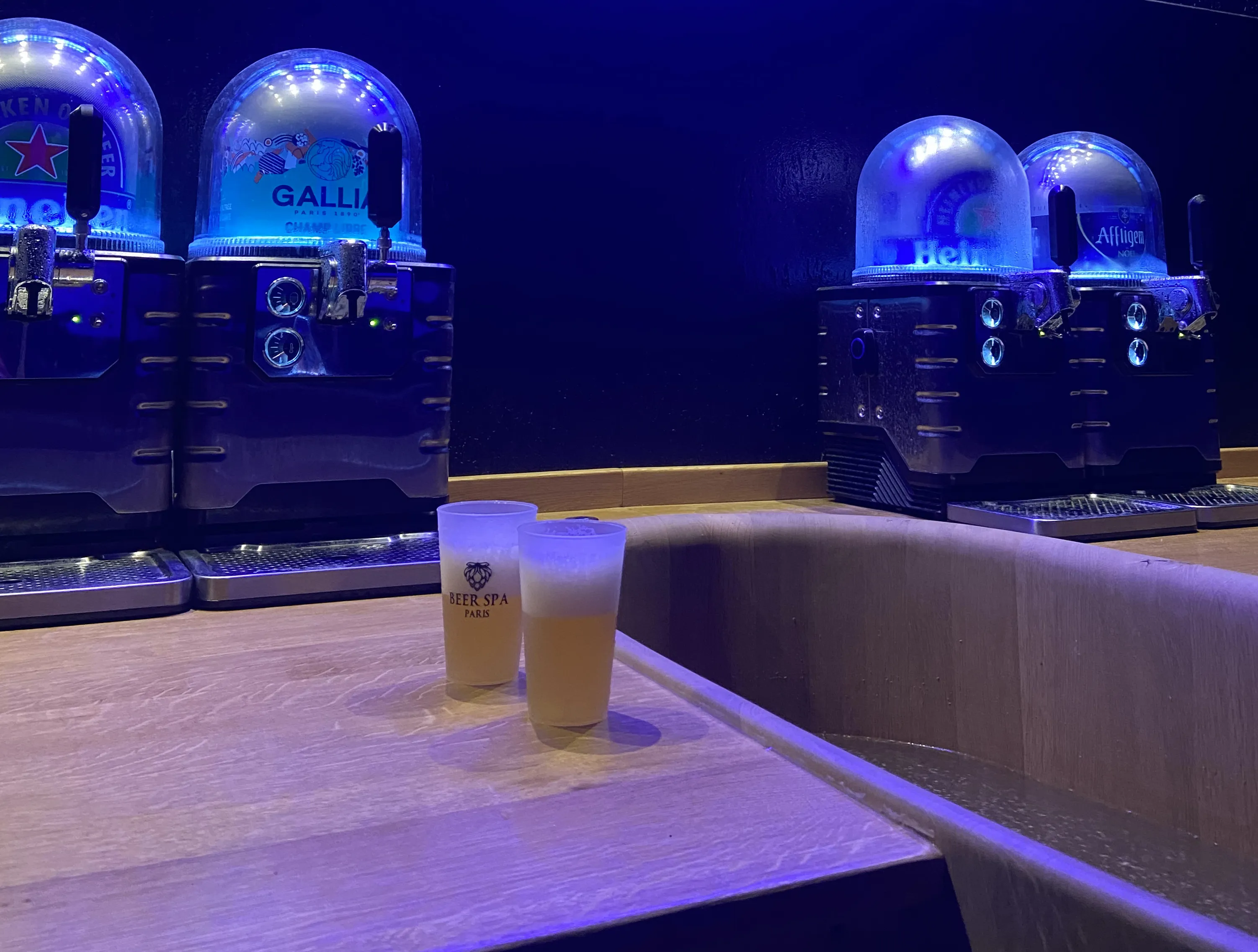 on-rel-che-la-pression-avec-le-bain-de-bi-re-du-beer-spa-paris