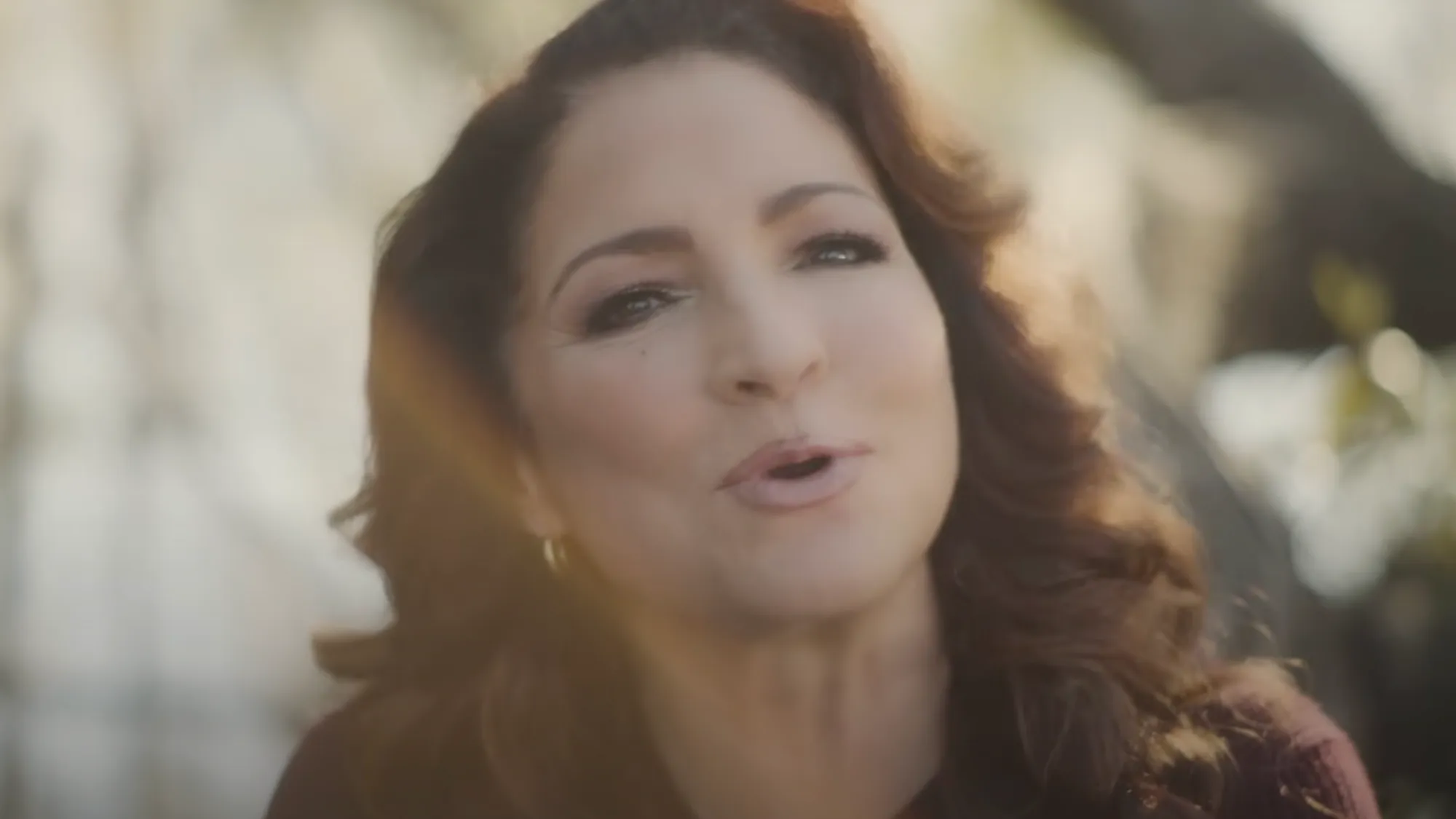 Gloria Estefan dévoile « Raíces », son trentième album studio ! - LATINA