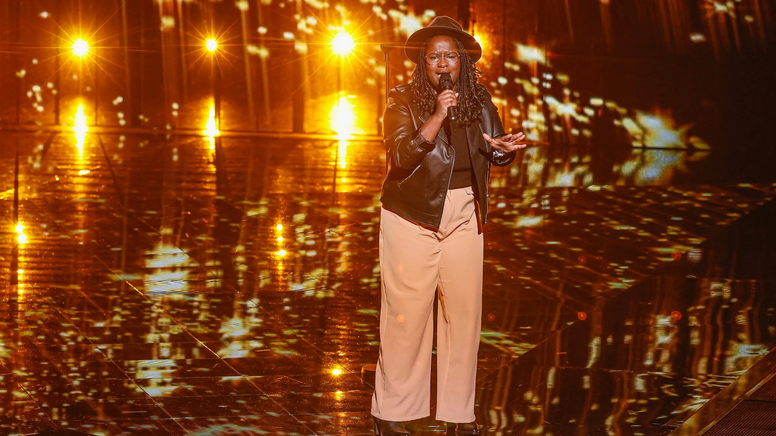 Deborah nous vient de Blois et intègre The Voice dans l'équipe de Zazie