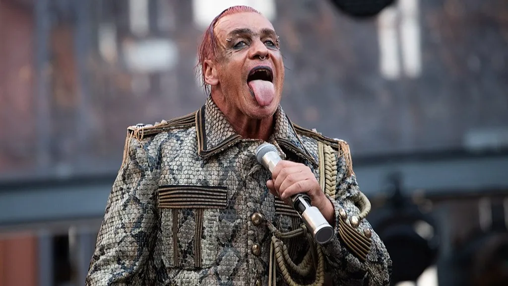 A peine installée, une statue du chanteur de Rammstein volée en pleine ...