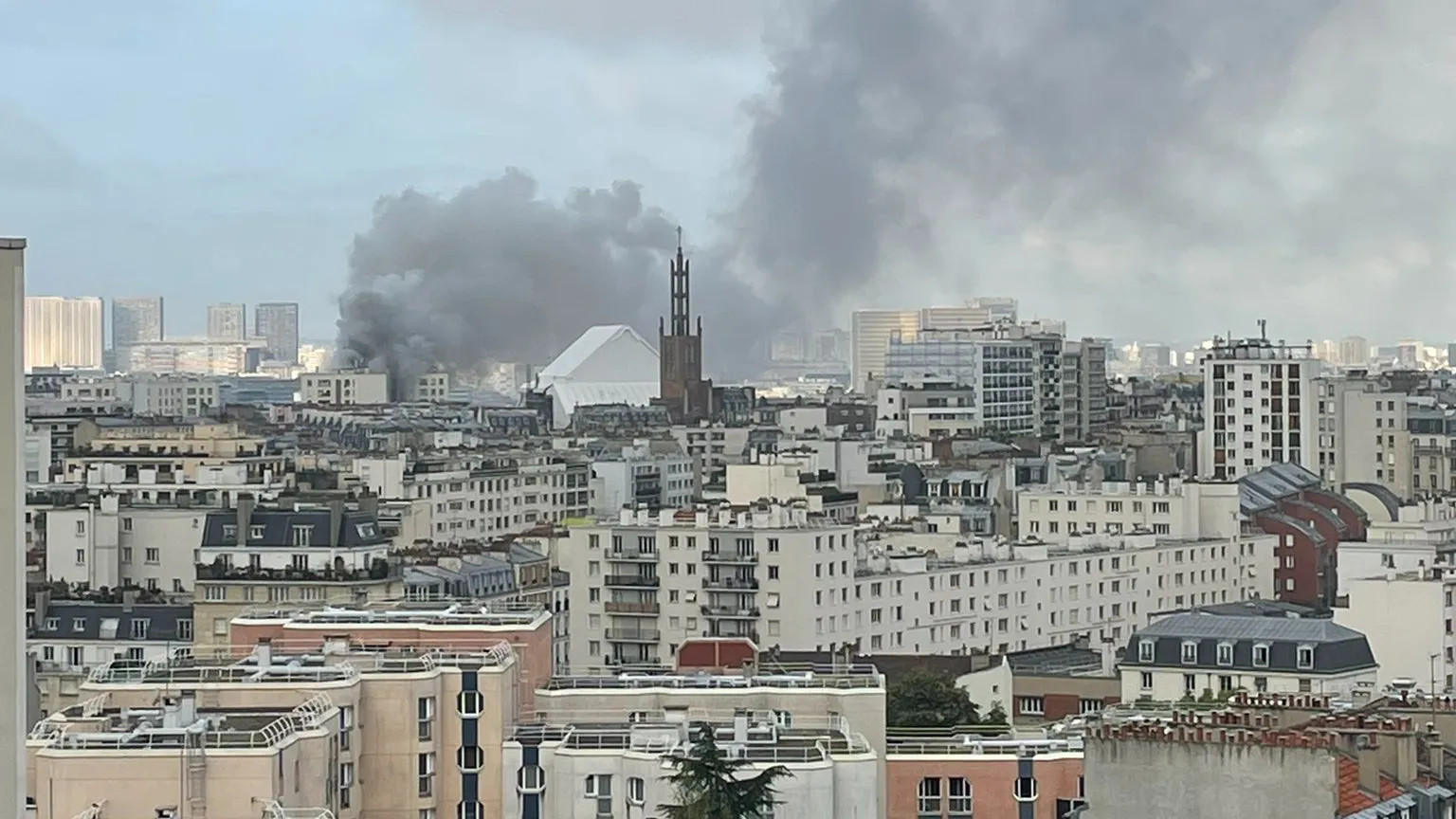 Un impressionnant incendie dans le 12e arrondissement de Paris - VOLTAGE