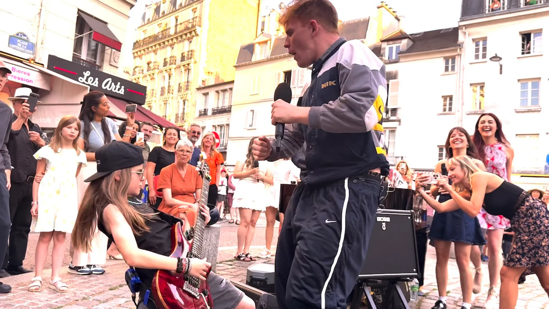 Un flashmob dans Paris pour les 50 ans de "Bohemian Rhapsody"