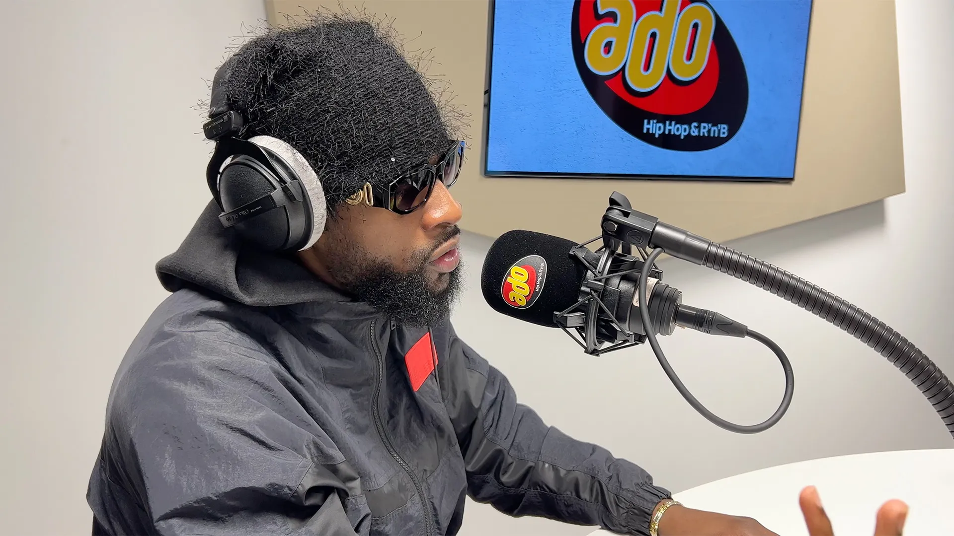 MV en interview pour parler de son premier EP « Wavy » (vidéo)