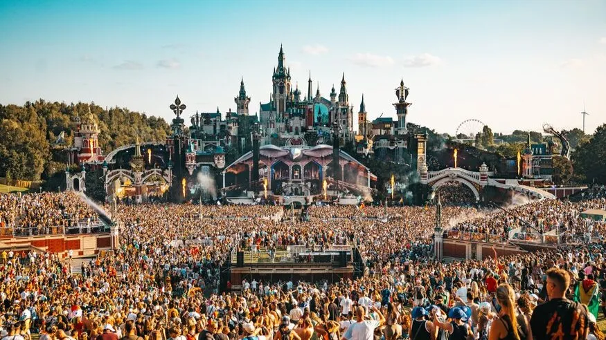 Incendie à Tomorrowland : 200 techniciens construisent une nouvelle ...