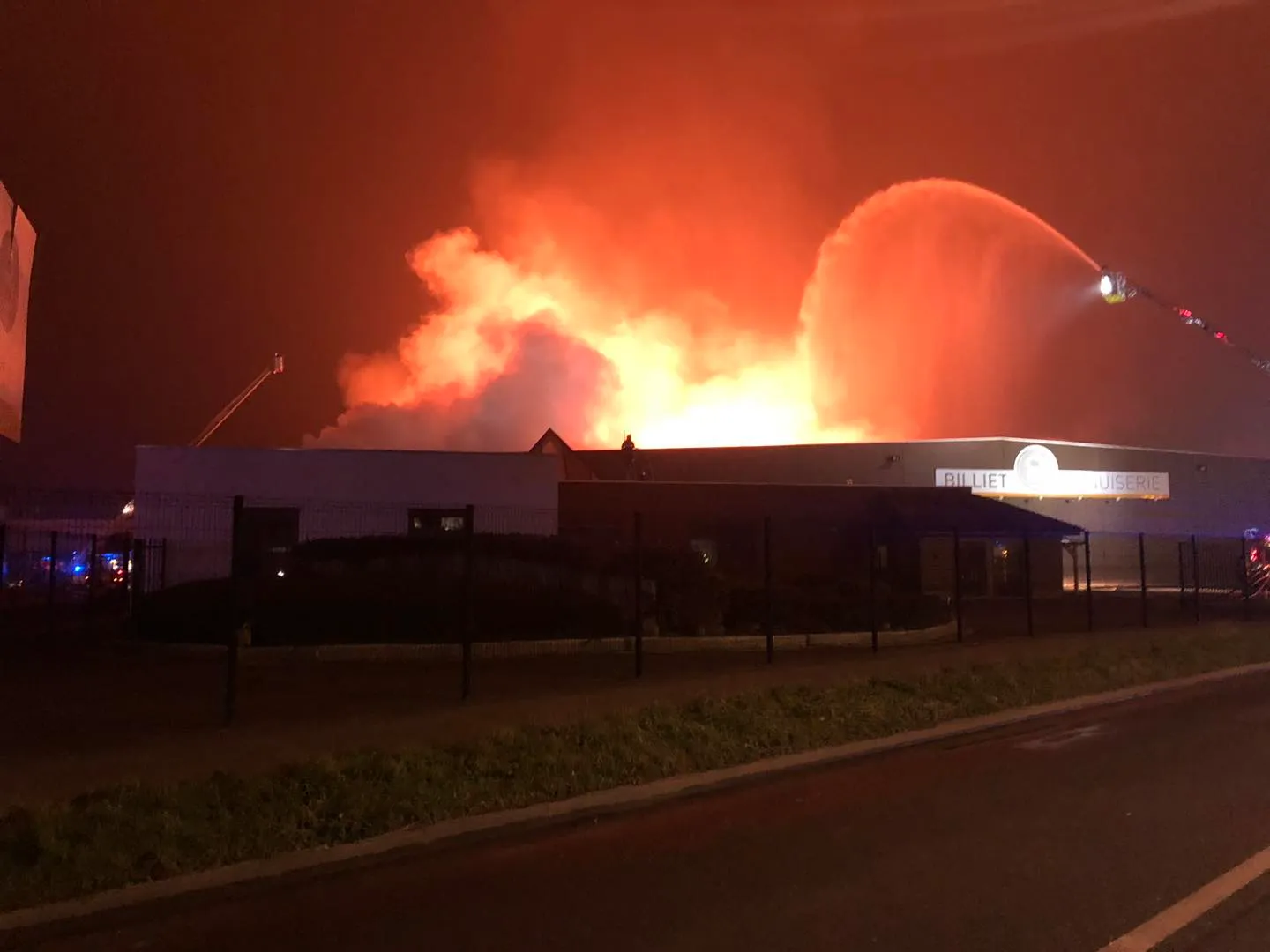 Bierne : un violent incendie en cours dans l'usine Billiet Menuiserie