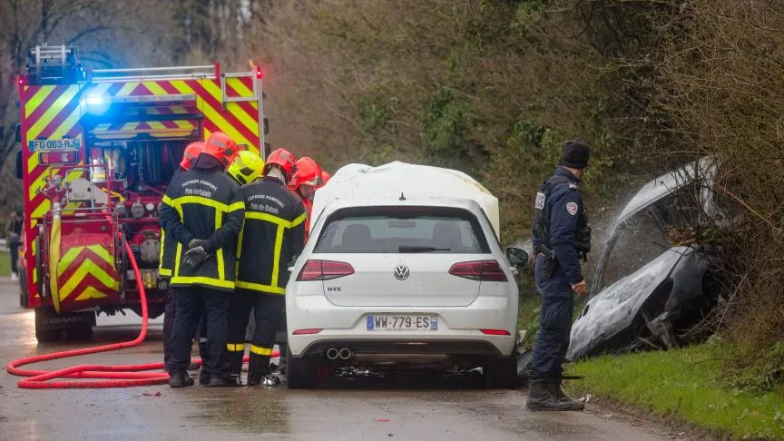 Pas-de-Calais : un jeune homme meurt piégé dans sa voiture en feu après un accident