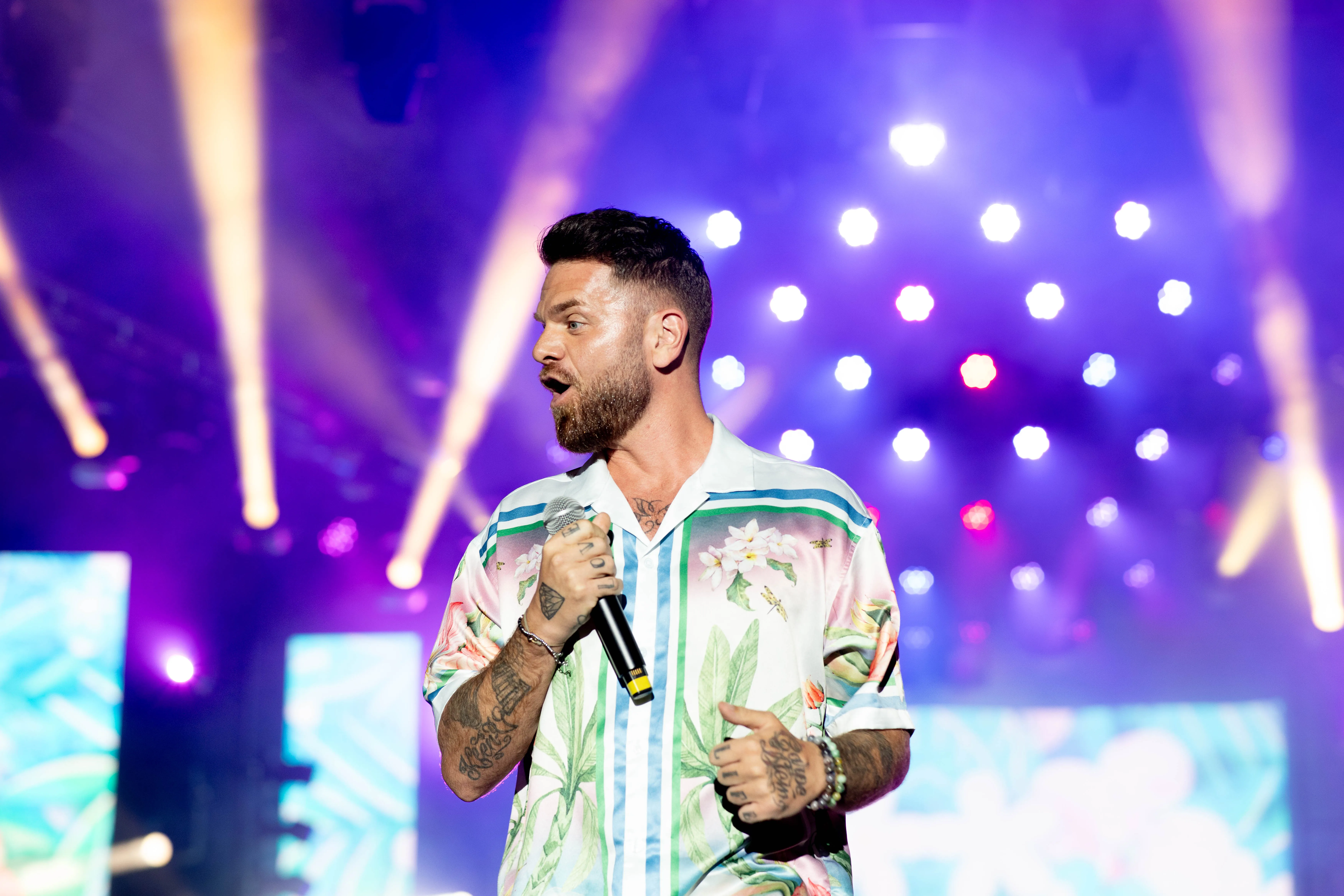 Vidéo - Keen'V "Tu mentais" en live au #Grand Live Radio Contact - Beauvais