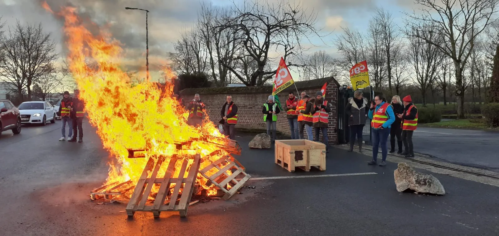 Grève : après un blocage total, les bus commencent à sortir du dépôt à ...