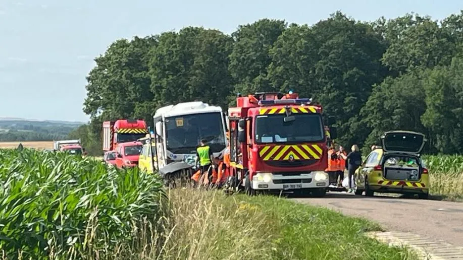 Actus - Champagne FM - Trois morts dans une collision entre une voiture et un bus scolaire