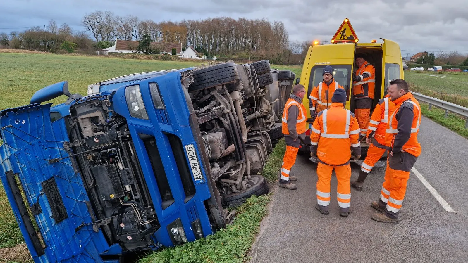 Les Attaques: un camion chargé de pommes de terre finit sa course dans un champ