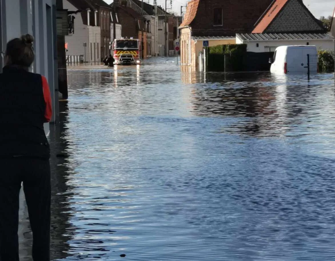 L'eau qui ne monte plus, la décrue très lente, des évacuations hier ...