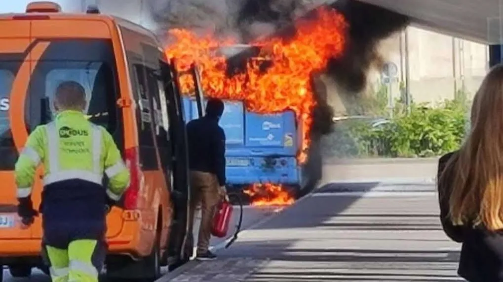 Dunkerque : un bus en feu à la gare