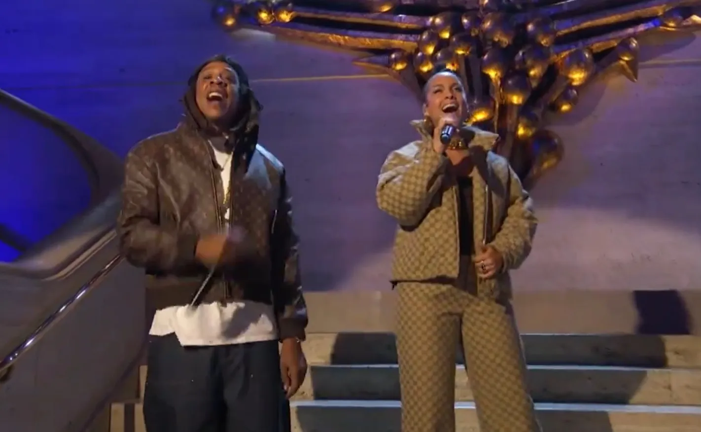 Alicia Keys et Jay-Z se retrouvent sur scène et interprètent leur tube ...
