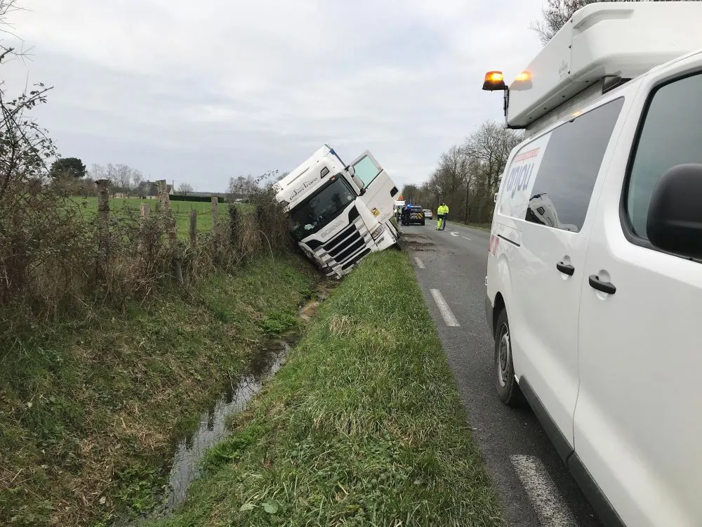 Loiré. Un poids lourd au fossé sur la D923