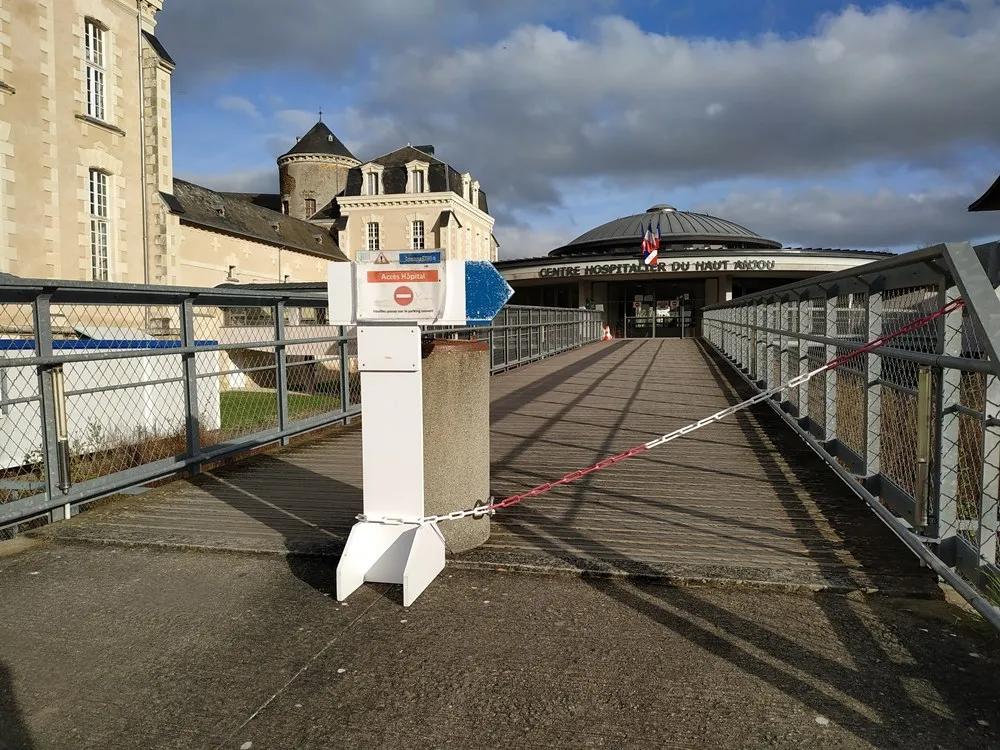 Haut-Anjou. En gilets jaunes, les soignants du CHHA partent en ...