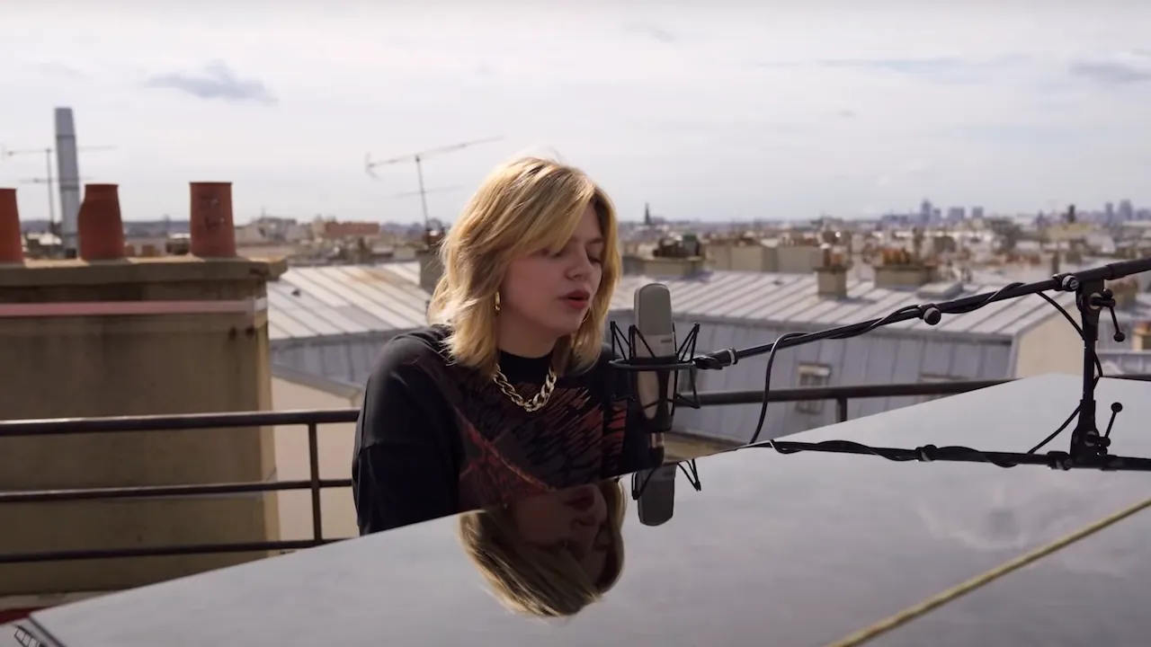Louane dévoile la version acoustique de « Donne-moi ton cœur