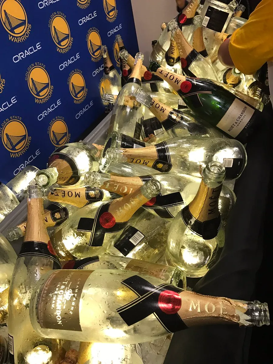 Actus - Champagne FM - Douche au champagne pour les champions NBA,