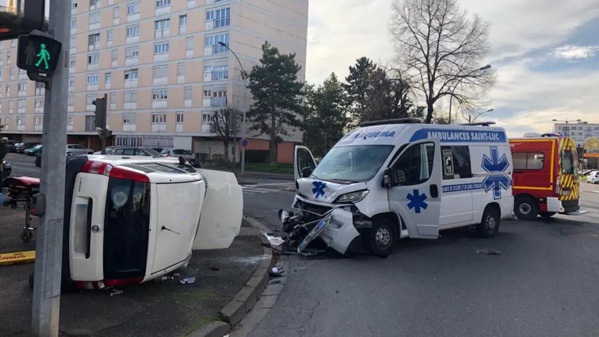 Actus - Champagne FM - Trois blessés dans une collision entre une ambulance et une voiture