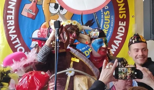 Romain remporte le concours du cri de la vache flamande