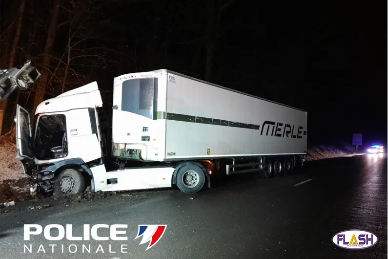 FLASH FM - Accident : un poids lourd finit sa course dans le fossé entre St Junien et Limoges