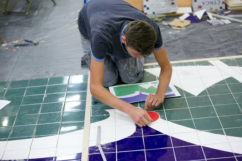 Carreleur, un métier qui plaît aussi aux femmes - HIT WEST