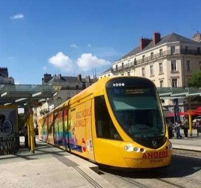 Angers : bus et tram à l'arrêt - HIT WEST
