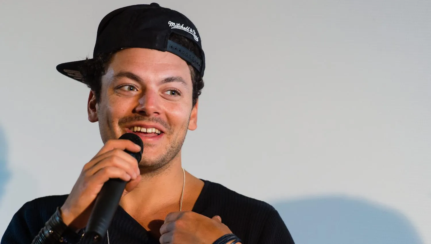 Kev Adams en couple avec Miss Univers, c'est officiel (Photo) - VIBRATION