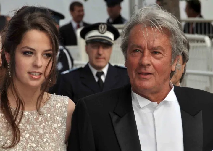 Anouchka, la fille d’Alain Delon pose nue sur Instagram (Photo) - VIBRATION