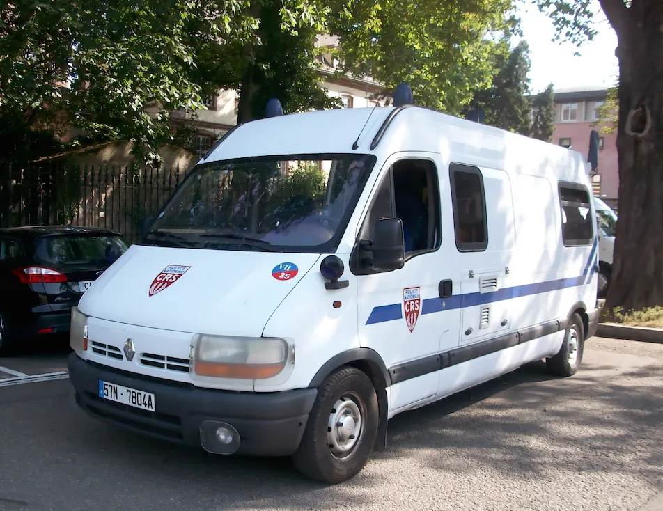 Paris : une voiture percute volontairement un fourgon de CRS - VOLTAGE