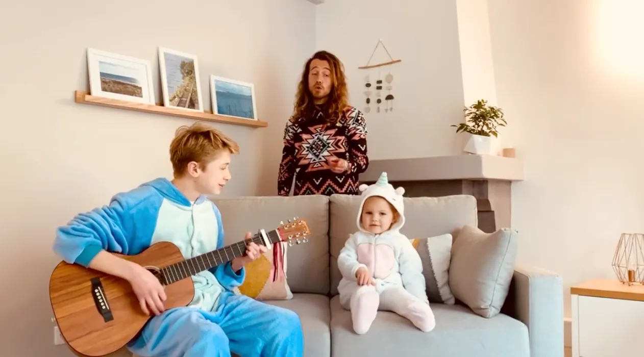Quand Julien Doré En Pyjama Rend Une Visite Surprise à Deux Mini Fans