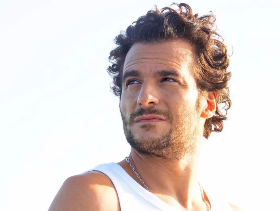 Contraint de reporter sa grande tournée, Amir annonce une série de ...