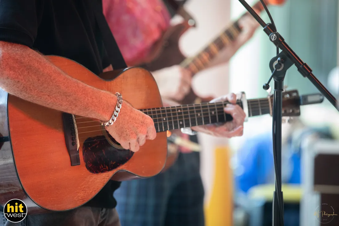 Les photos du showcase de Gaëtan Roussel à Rennes avec Hit West au Mama ...